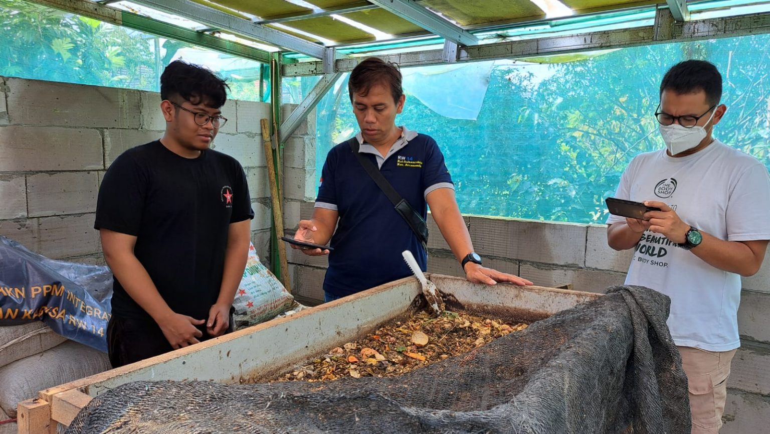 Budidaya Maggot BSF, Solusi Kurangi Sampah Makanan yang Bernilai ...