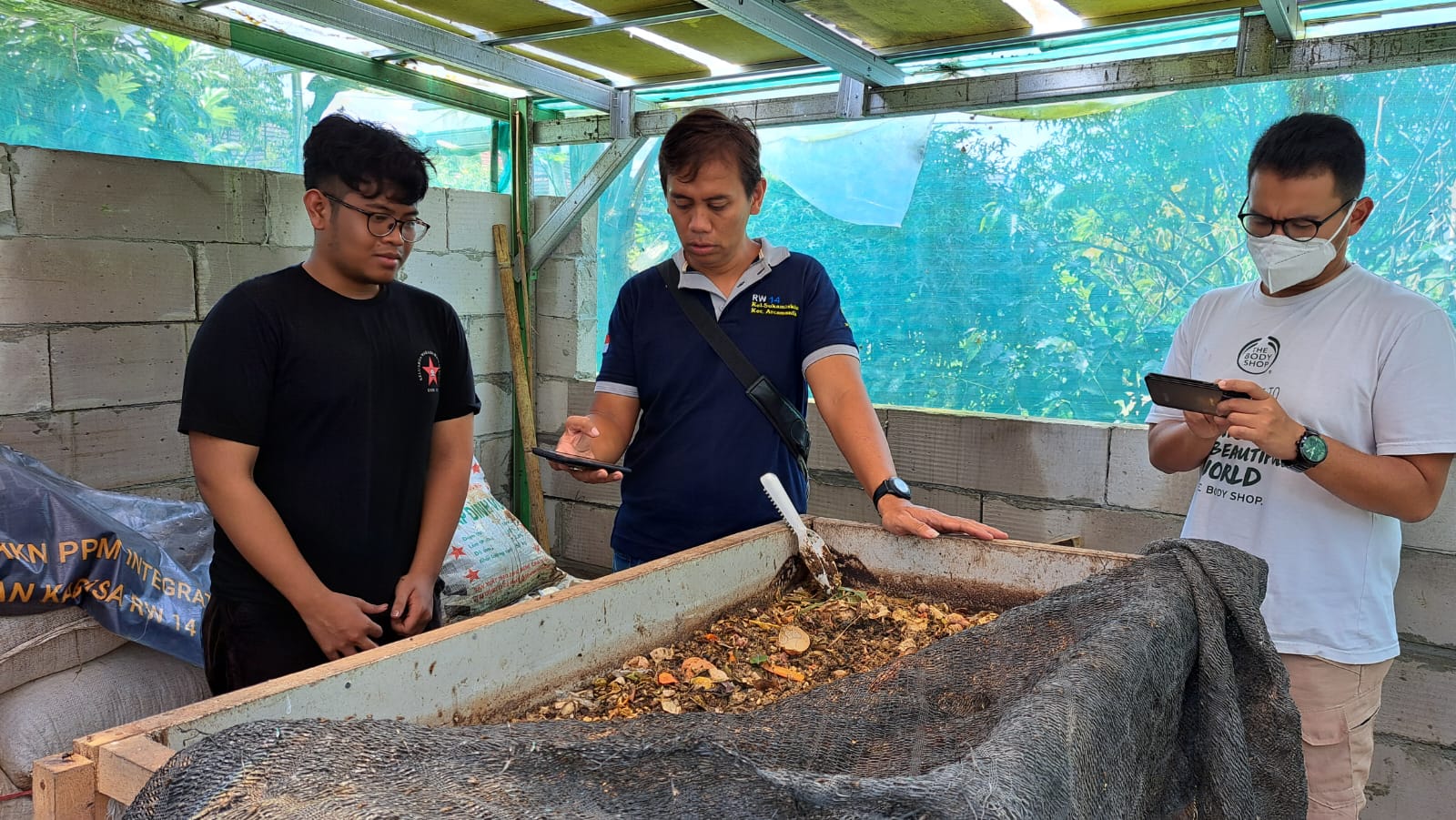 Budidaya Maggot BSF, Solusi Kurangi Sampah Makanan yang Bernilai ...